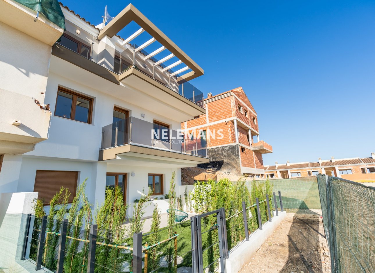 Moderne nieuwbouw met stijlvolle rijtjeshuizen – uw ...